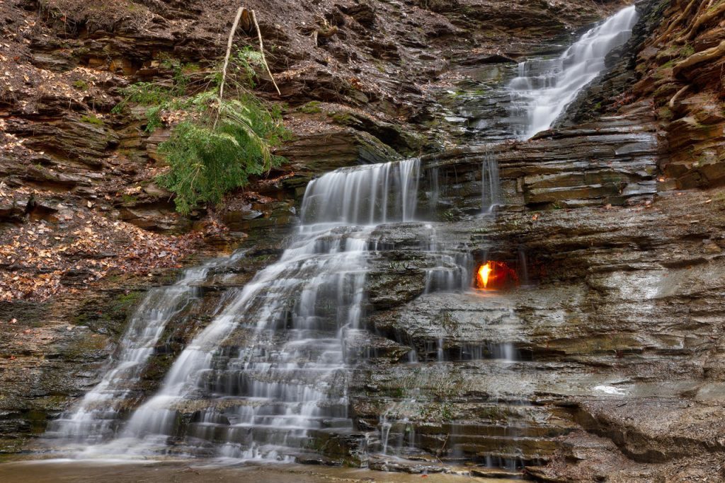 Visita la cascada de la llama eterna en Chestnut Ridge Park ...